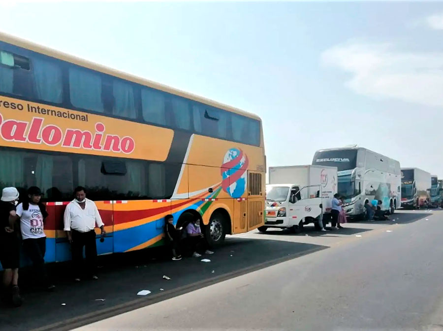 AREQUIPA: VEHÍCULOS VARADOS POR BLOQUEO - T News